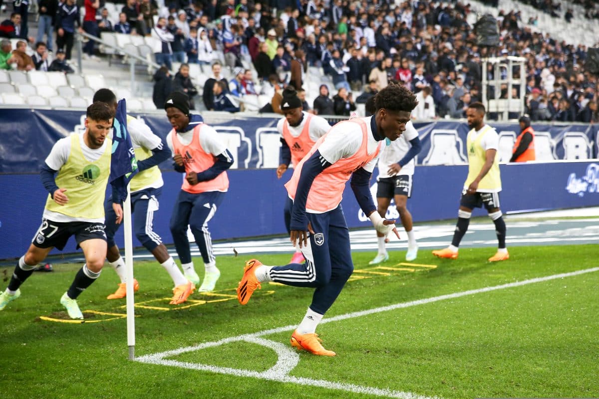 Ligue 2 : Bordeaux nomme un nouvel entraîneur et prolonge 13 joueurs